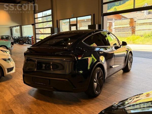 Blue Tesla Model Y 2026 in Riga, with an engine capacity of 0.00 L and mileage of 10 thousand km for 59900 €, photo 5 on AUTOMOTO.COM.LV