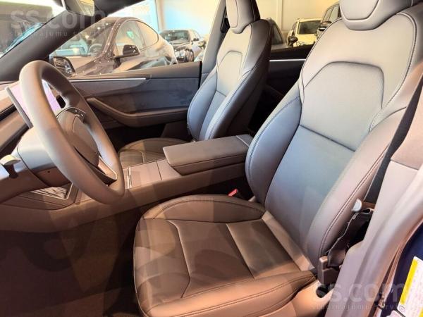 Blue Tesla Model Y 2026 in Riga, with an engine capacity of 0.00 L and mileage of 10 thousand km for 59900 €, photo 8 on AUTOMOTO.COM.LV