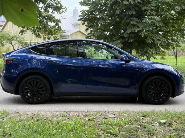 Blue Tesla Model Y 2023 in Marijampole, with an engine capacity of 0.00 L and mileage of 77 thousand km for 28500 €, photo 7 on AUTOMOTO.COM.LV