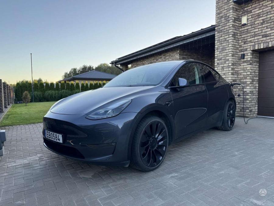 Grey Tesla Model Y 2021 in Vilnius, with an engine capacity of 0.00 L and mileage of 52 thousand km for 27700 €, photo 1 on AUTOMOTO.COM.LV