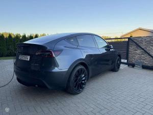 Grey Tesla Model Y 2021 in Vilnius, with an engine capacity of 0.00 L and mileage of 52 thousand km for 27700 €, photo 4 on AUTOMOTO.COM.LV