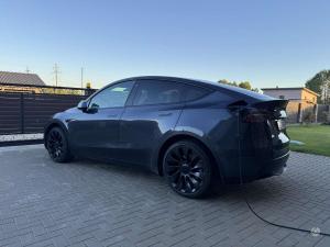Grey Tesla Model Y 2021 in Vilnius, with an engine capacity of 0.00 L and mileage of 52 thousand km for 27700 €, photo 5 on AUTOMOTO.COM.LV