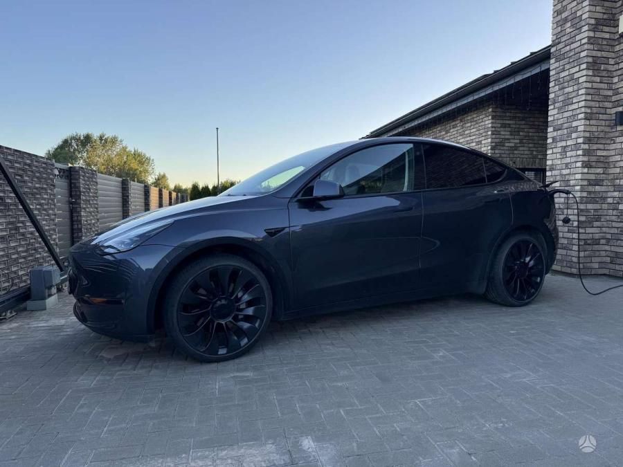 Grey Tesla Model Y 2021 in Vilnius, with an engine capacity of 0.00 L and mileage of 52 thousand km for 27700 €, photo 7 on AUTOMOTO.COM.LV