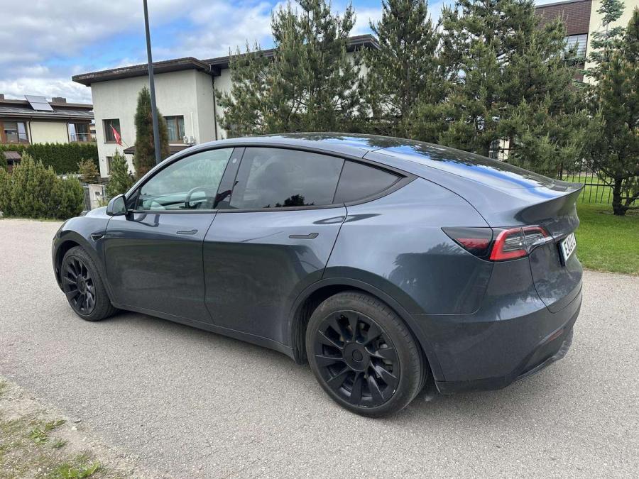 Grey Tesla Model Y 2021 in Vilnius, with an engine capacity of 0.00 L and mileage of 144 thousand km for 19500 €, photo 4 on AUTOMOTO.COM.LV
