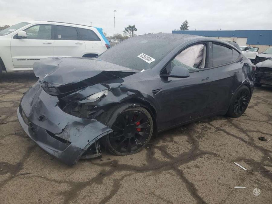 Pelēks Tesla Model Y 2022 Kauņa, ar dzinēja tilpumu 0.00 L un nobraukumu 67 tūkst. km par 13500 €, foto 1 vietnē AUTOMOTO.COM.LV