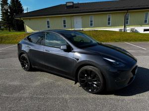 Grey Tesla Model Y 2022 in Vilnius, with an engine capacity of 0.00 L and mileage of 60 thousand km for 30950 €, photo  on AUTOMOTO.COM.LV