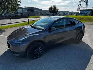 Grey Tesla Model Y 2022 in Vilnius, with an engine capacity of 0.00 L and mileage of 60 thousand km for 30950 €, photo 3 on AUTOMOTO.COM.LV