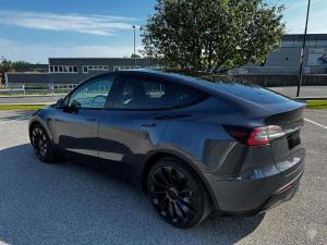 Grey Tesla Model Y 2022 in Vilnius, with an engine capacity of 0.00 L and mileage of 60 thousand km for 30950 €, photo 4 on AUTOMOTO.COM.LV