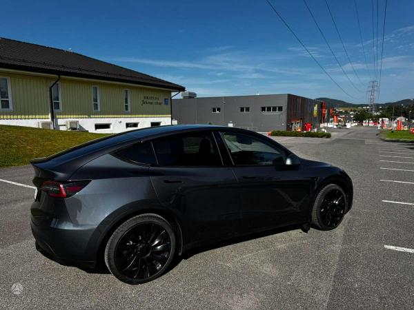 Pelēks Tesla Model Y 2022 Viļņa, ar dzinēja tilpumu 0.00 L un nobraukumu 60 tūkst. km par 30950 €, foto 4 vietnē AUTOMOTO.COM.LV