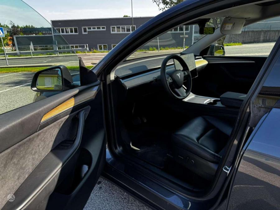 Grey Tesla Model Y 2022 in Vilnius, with an engine capacity of 0.00 L and mileage of 60 thousand km for 30950 €, photo 8 on AUTOMOTO.COM.LV