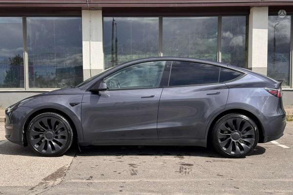 Pelēks Tesla Model Y 2022 Viļņa, ar dzinēja tilpumu 0.00 L un nobraukumu 159 tūkst. km par 24999 €, foto 2 vietnē AUTOMOTO.COM.LV