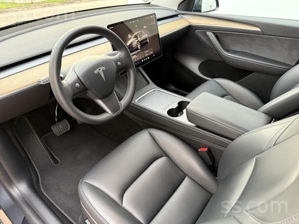 Grey Tesla Model Y 2022 in Riga, with an engine capacity of 0.00 L and mileage of 98 thousand km for 33500 €, photo 6 on AUTOMOTO.COM.LV