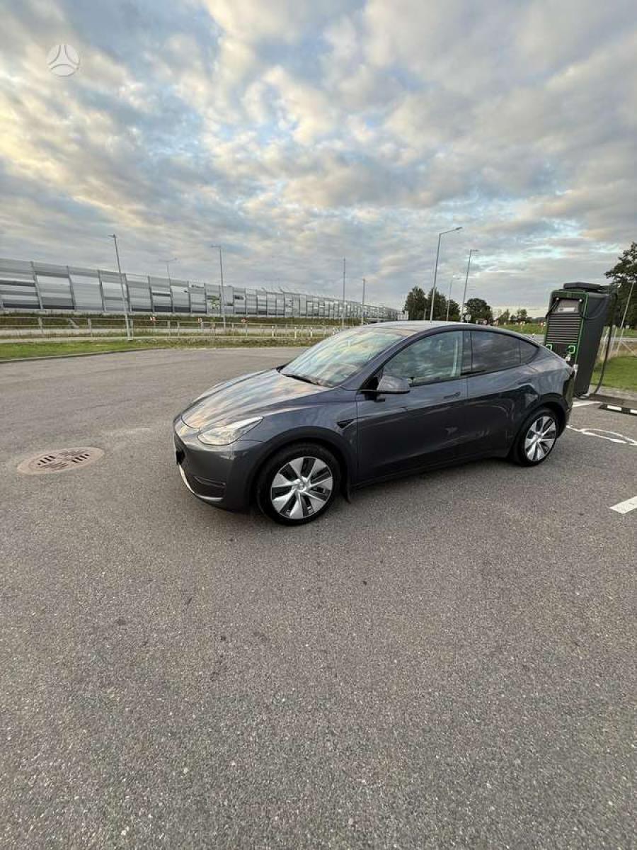 Grey Tesla Model Y 2022 in Marijampole, with an engine capacity of 0.00 L and mileage of 135 thousand km for 27900 €, photo 3 on AUTOMOTO.COM.LV