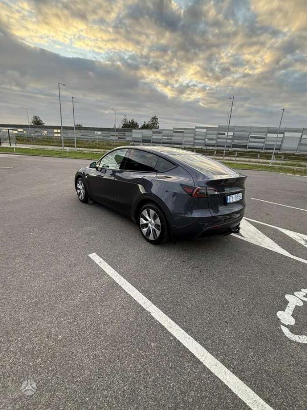Grey Tesla Model Y 2022 in Marijampole, with an engine capacity of 0.00 L and mileage of 135 thousand km for 27900 €, photo 3 on AUTOMOTO.COM.LV