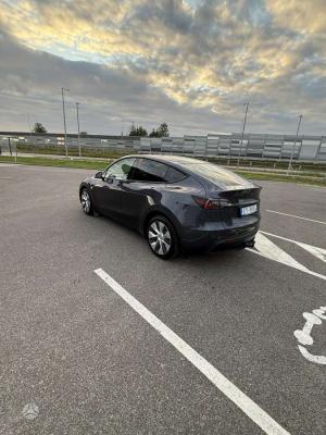 Grey Tesla Model Y 2022 in Marijampole, with an engine capacity of 0.00 L and mileage of 135 thousand km for 27900 €, photo 4 on AUTOMOTO.COM.LV