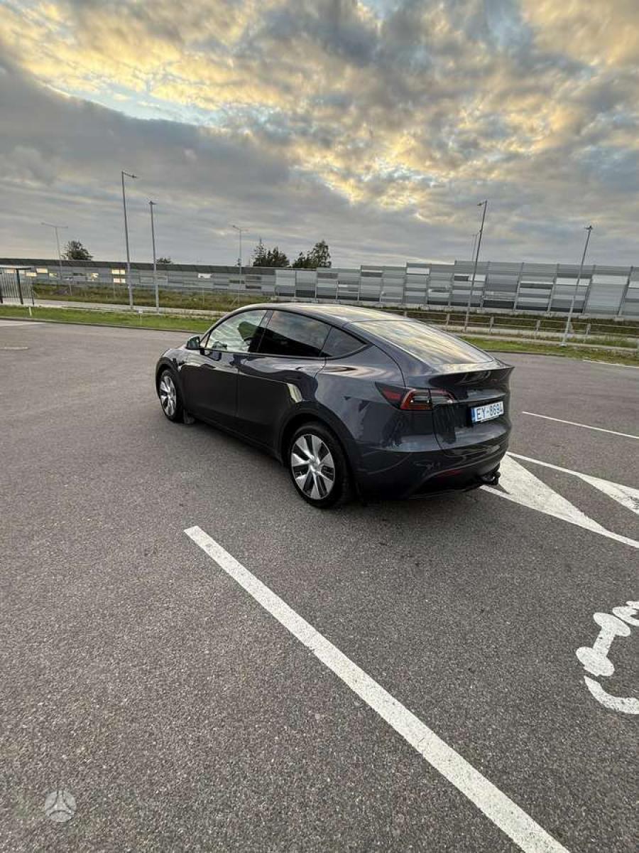 Grey Tesla Model Y 2022 in Marijampole, with an engine capacity of 0.00 L and mileage of 135 thousand km for 27900 €, photo 4 on AUTOMOTO.COM.LV