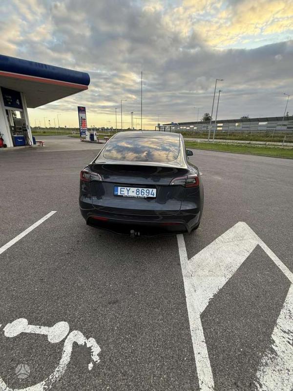 Grey Tesla Model Y 2022 in Marijampole, with an engine capacity of 0.00 L and mileage of 135 thousand km for 27900 €, photo 4 on AUTOMOTO.COM.LV