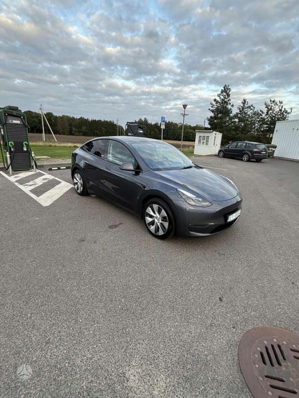 Grey Tesla Model Y 2022 in Marijampole, with an engine capacity of 0.00 L and mileage of 135 thousand km for 27900 €, photo 6 on AUTOMOTO.COM.LV