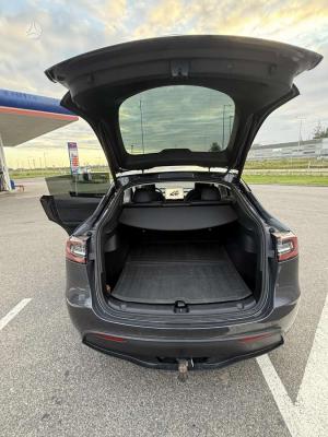 Grey Tesla Model Y 2022 in Marijampole, with an engine capacity of 0.00 L and mileage of 135 thousand km for 27900 €, photo 15 on AUTOMOTO.COM.LV