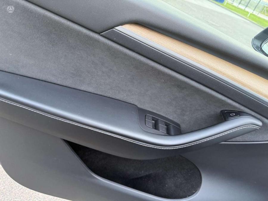 Grey Tesla Model Y 2022 in Marijampole, with an engine capacity of 0.00 L and mileage of 135 thousand km for 27900 €, photo 21 on AUTOMOTO.COM.LV