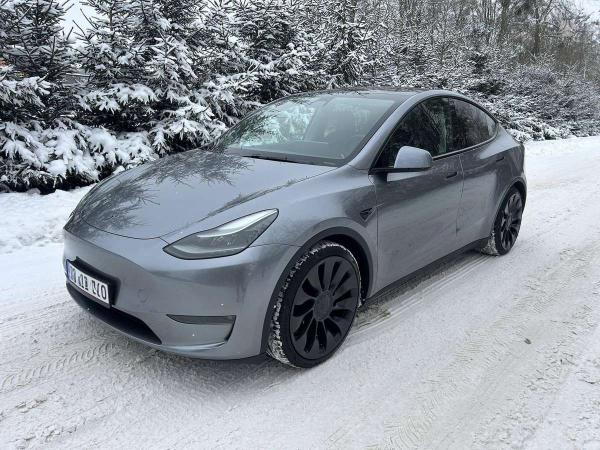 Grey Tesla Model Y 2023 in Kaunas, with an engine capacity of 0.00 L and mileage of 38 thousand km for 36500 €, photo 1 on AUTOMOTO.COM.LV