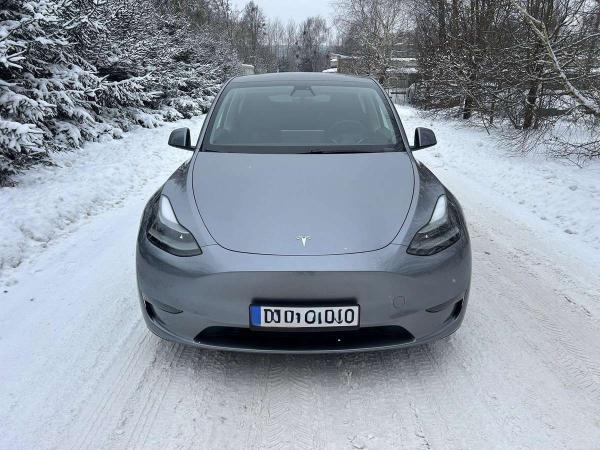 Grey Tesla Model Y 2023 in Kaunas, with an engine capacity of 0.00 L and mileage of 38 thousand km for 36500 €, photo 2 on AUTOMOTO.COM.LV