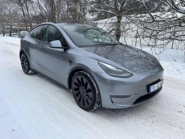Grey Tesla Model Y 2023 in Kaunas, with an engine capacity of 0.00 L and mileage of 38 thousand km for 36500 €, photo 3 on AUTOMOTO.COM.LV