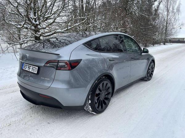 Grey Tesla Model Y 2023 in Kaunas, with an engine capacity of 0.00 L and mileage of 38 thousand km for 36500 €, photo 4 on AUTOMOTO.COM.LV