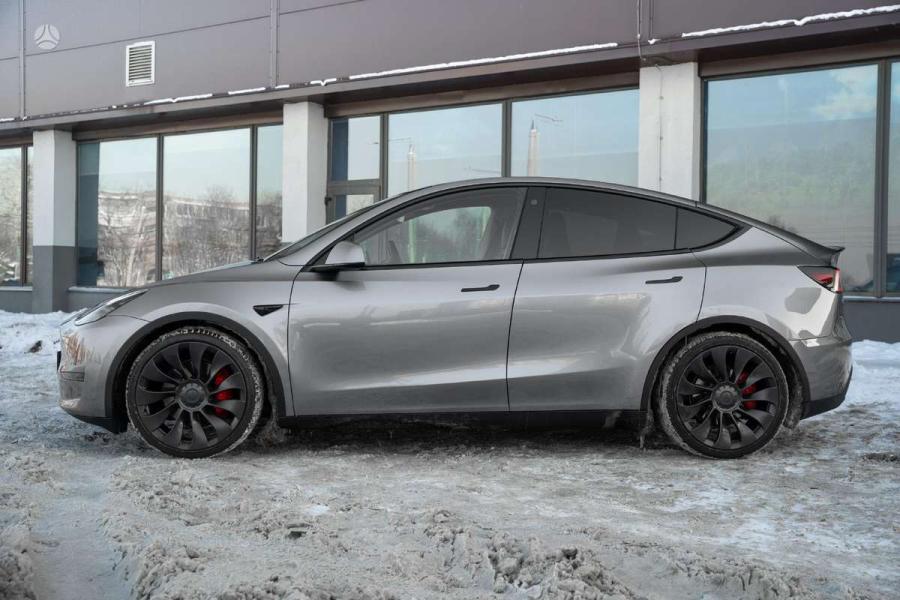 Grey Tesla Model Y 2023 in Vilnius, with an engine capacity of 0.00 L and mileage of 39 thousand km for 37000 €, photo 4 on AUTOMOTO.COM.LV
