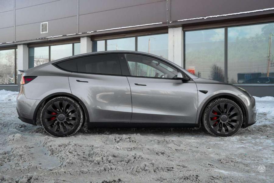 Grey Tesla Model Y 2023 in Vilnius, with an engine capacity of 0.00 L and mileage of 39 thousand km for 37000 €, photo 7 on AUTOMOTO.COM.LV