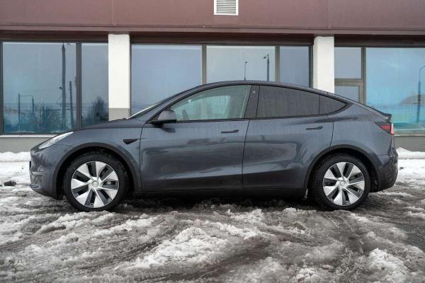 Pelēks Tesla Model Y 2023 Viļņa, ar dzinēja tilpumu 0.00 L un nobraukumu 30 tūkst. km par 28950 €, foto 2 vietnē AUTOMOTO.COM.LV