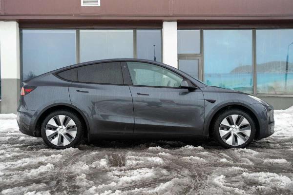 Pelēks Tesla Model Y 2023 Viļņa, ar dzinēja tilpumu 0.00 L un nobraukumu 30 tūkst. km par 28950 €, foto 5 vietnē AUTOMOTO.COM.LV