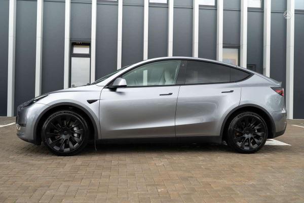 Grey Tesla Model Y 2023 in Vilnius, with an engine capacity of 0.00 L and mileage of 29 thousand km for 40900 €, photo 2 on AUTOMOTO.COM.LV