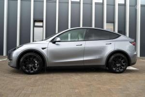 Grey Tesla Model Y 2023 in Vilnius, with an engine capacity of 0.00 L and mileage of 29 thousand km for 40900 €, photo 3 on AUTOMOTO.COM.LV