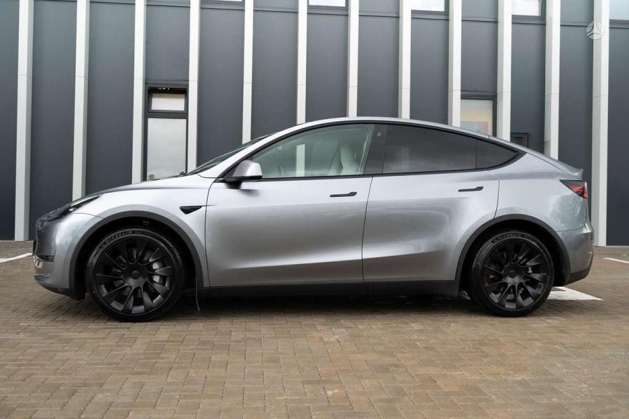 Grey Tesla Model Y 2023 in Vilnius, with an engine capacity of 0.00 L and mileage of 29 thousand km for 40900 €, photo 3 on AUTOMOTO.COM.LV