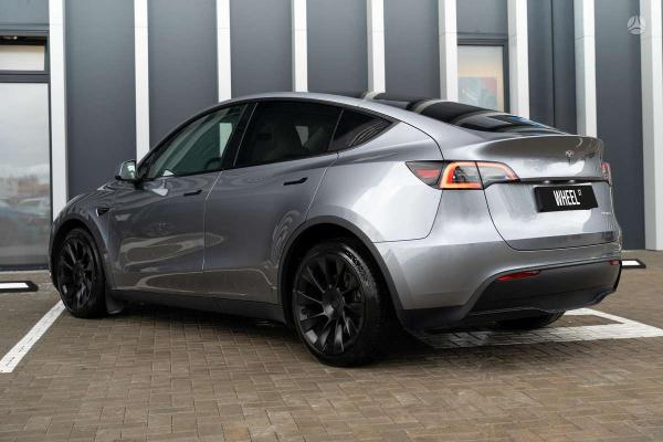 Grey Tesla Model Y 2023 in Vilnius, with an engine capacity of 0.00 L and mileage of 29 thousand km for 40900 €, photo 3 on AUTOMOTO.COM.LV