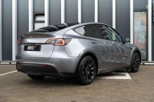 Grey Tesla Model Y 2023 in Vilnius, with an engine capacity of 0.00 L and mileage of 29 thousand km for 40900 €, photo 6 on AUTOMOTO.COM.LV