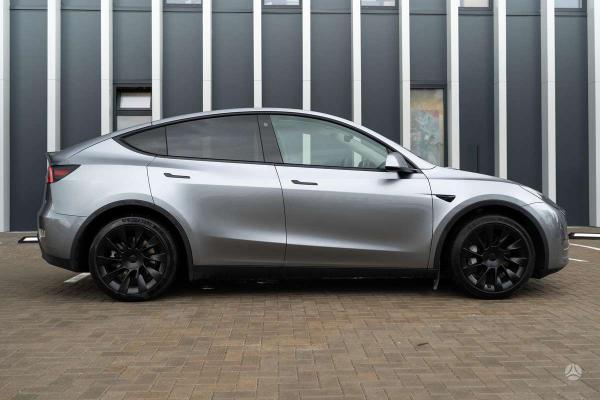 Grey Tesla Model Y 2023 in Vilnius, with an engine capacity of 0.00 L and mileage of 29 thousand km for 40900 €, photo 6 on AUTOMOTO.COM.LV