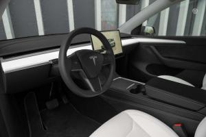 Grey Tesla Model Y 2023 in Vilnius, with an engine capacity of 0.00 L and mileage of 29 thousand km for 40900 €, photo 15 on AUTOMOTO.COM.LV