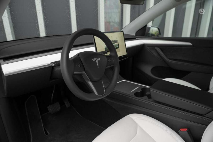 Grey Tesla Model Y 2023 in Vilnius, with an engine capacity of 0.00 L and mileage of 29 thousand km for 40900 €, photo 15 on AUTOMOTO.COM.LV