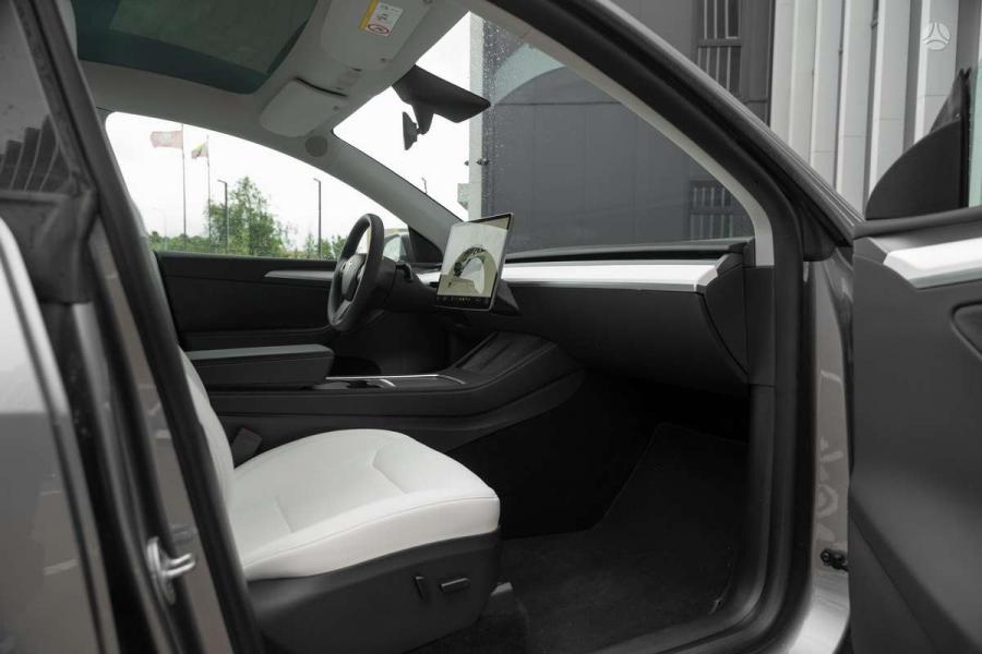 Grey Tesla Model Y 2023 in Vilnius, with an engine capacity of 0.00 L and mileage of 29 thousand km for 40900 €, photo 18 on AUTOMOTO.COM.LV