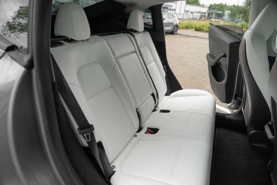 Grey Tesla Model Y 2023 in Vilnius, with an engine capacity of 0.00 L and mileage of 29 thousand km for 40900 €, photo 20 on AUTOMOTO.COM.LV