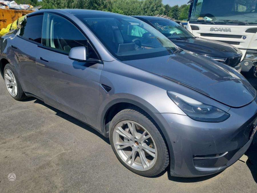 Grey Tesla Model Y 2023 in Klaipeda, with an engine capacity of 0.00 L and mileage of 56 thousand km for 21900 €, photo 3 on AUTOMOTO.COM.LV