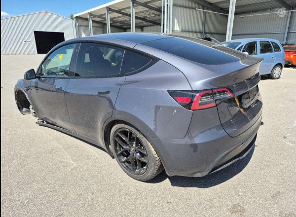 Pelēks Tesla Model Y 2023 Klaipėda, ar dzinēja tilpumu 0.00 L un nobraukumu 28 tūkst. km par 11100 €, foto 3 vietnē AUTOMOTO.COM.LV