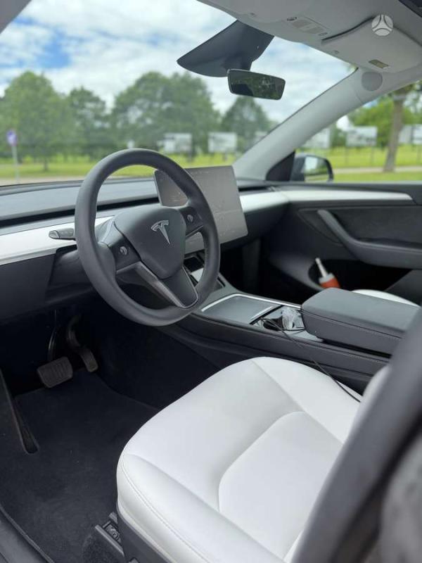 Pelēks Tesla Model Y 2023 Viļņa, ar dzinēja tilpumu 0.00 L un nobraukumu 49 tūkst. km par 28700 €, foto 2 vietnē AUTOMOTO.COM.LV