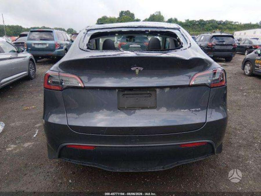 Grey Tesla Model Y 2023 in Klaipeda, with an engine capacity of 0.00 L and mileage of 35 thousand km for 20000 €, photo 4 on AUTOMOTO.COM.LV