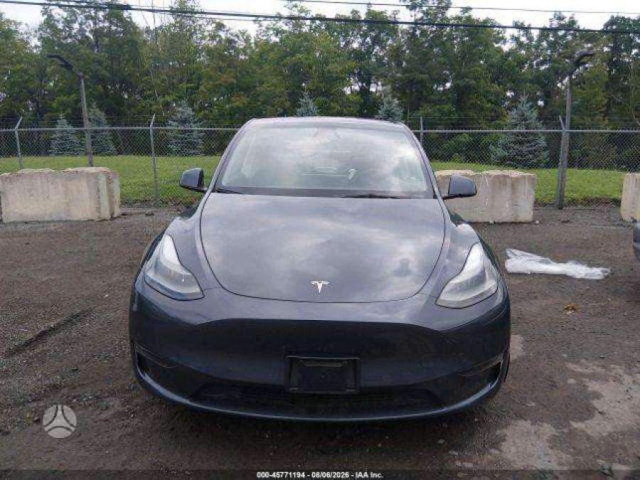 Grey Tesla Model Y 2023 in Klaipeda, with an engine capacity of 0.00 L and mileage of 35 thousand km for 20000 €, photo 8 on AUTOMOTO.COM.LV