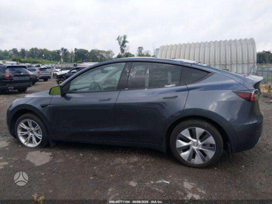 Grey Tesla Model Y 2023 in Klaipeda, with an engine capacity of 0.00 L and mileage of 35 thousand km for 20000 €, photo 10 on AUTOMOTO.COM.LV