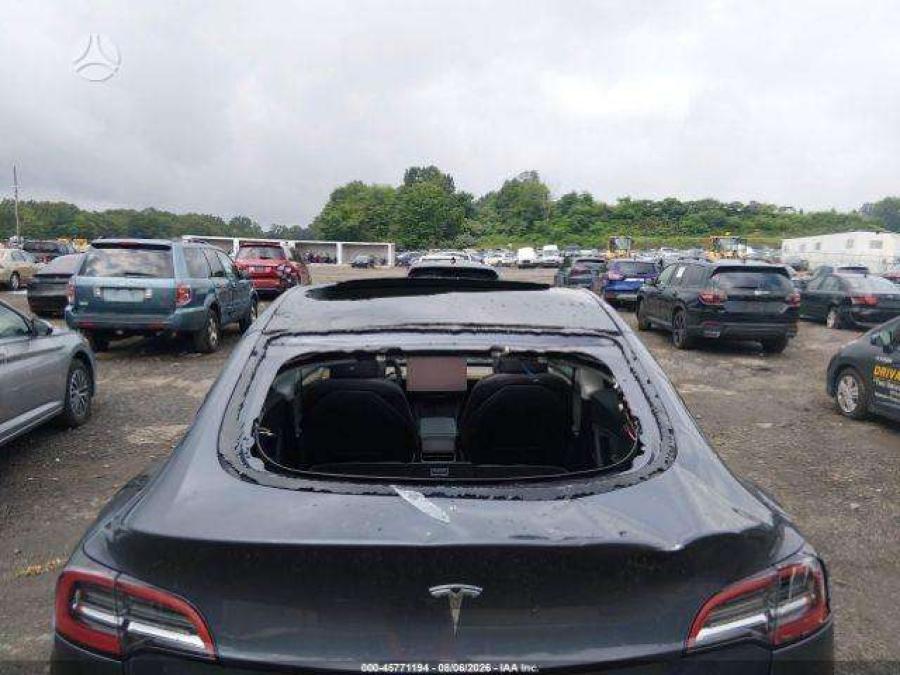 Grey Tesla Model Y 2023 in Klaipeda, with an engine capacity of 0.00 L and mileage of 35 thousand km for 20000 €, photo 11 on AUTOMOTO.COM.LV