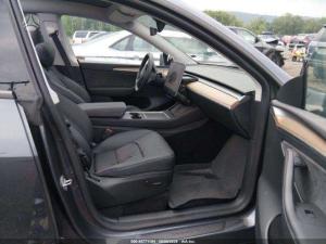 Grey Tesla Model Y 2023 in Klaipeda, with an engine capacity of 0.00 L and mileage of 35 thousand km for 20000 €, photo 13 on AUTOMOTO.COM.LV